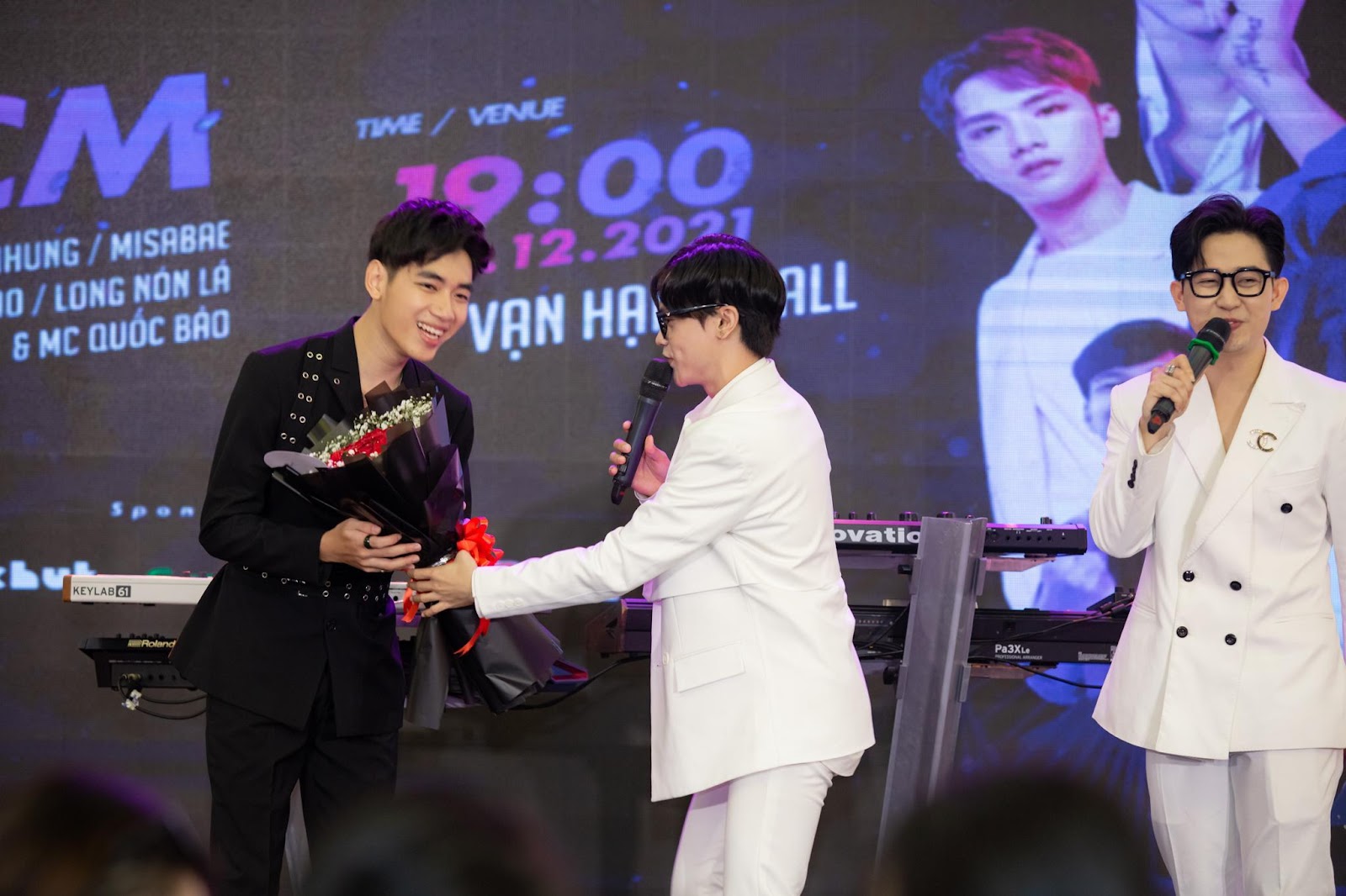 K-ICM, Vicky Nhung cùng các ca sĩ cháy hết mình với khán giả trong đêm ...