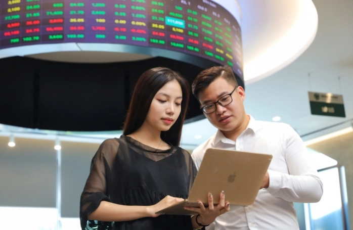 VN-Index thụt lùi vì nhóm VN30, thanh khoản được cải thiện - VietDaily ...