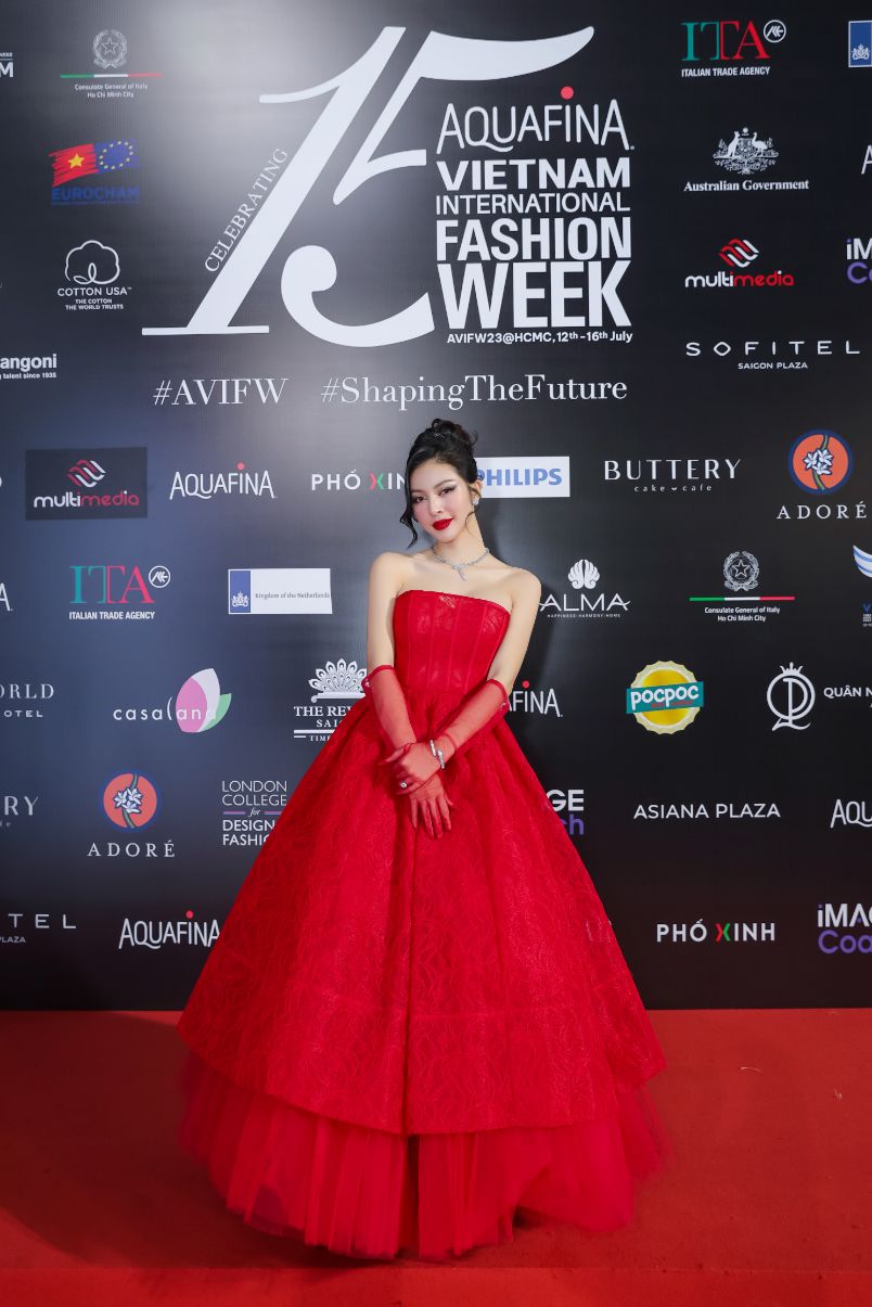 Dàn sao đốt cháy thảm đỏ đêm thứ 3 Tuần lễ Thời trang quốc tế Việt Nam 2023 - VietDaily | Tin ...